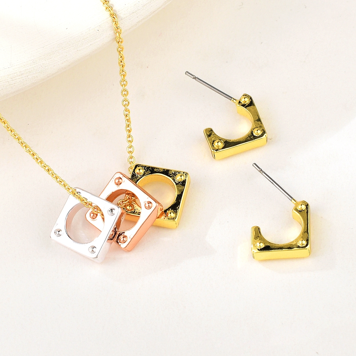 Classic Geometric 2 Piece Jewelry Set with Beautiful Craftmanship