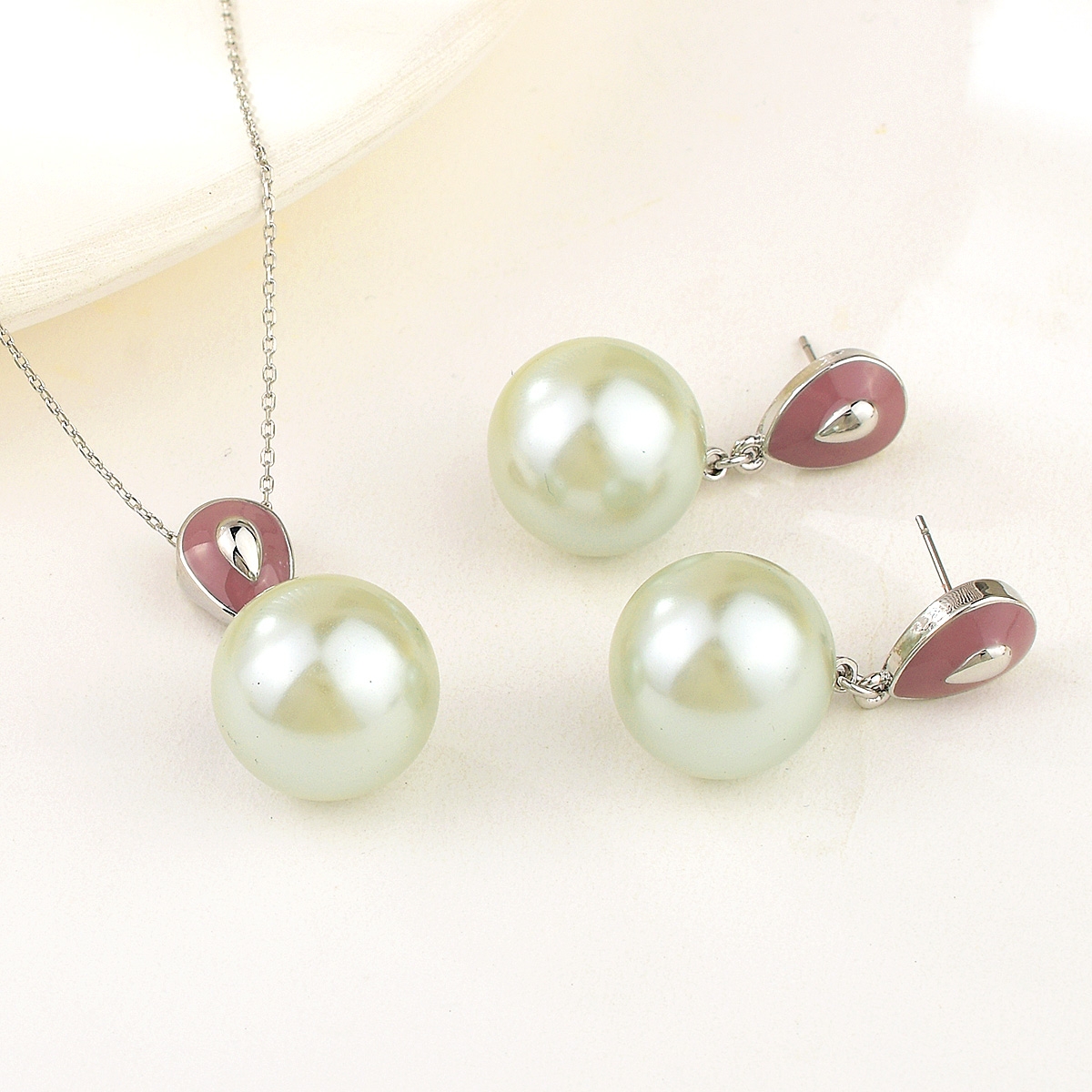 Classic Gold Plated 2 Piece Jewelry Set in Flattering Style